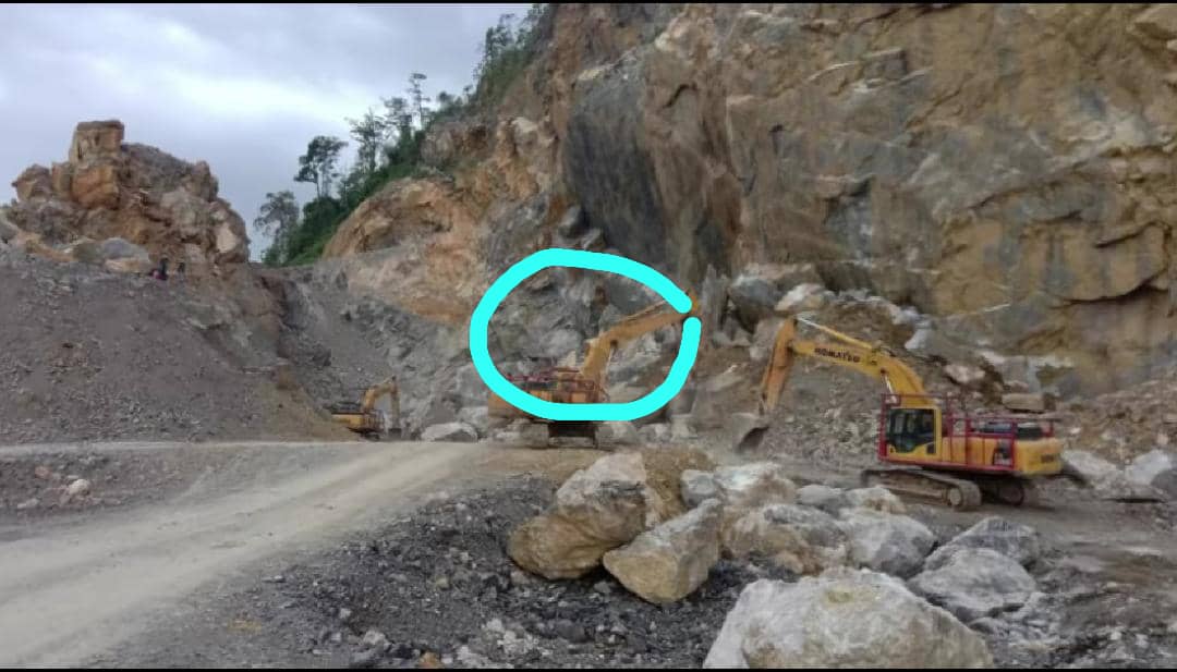Operator jengkaut tertimbus runtuhan batu di tapak kuari Bau - Sarawak ...