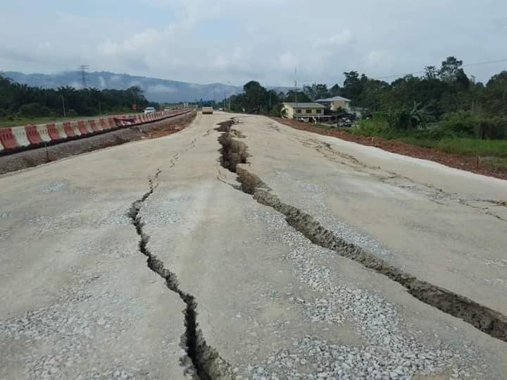 Jalan susur di jajaran Lebuhraya Pan Borneo Sri Aman-Betong tidak ...