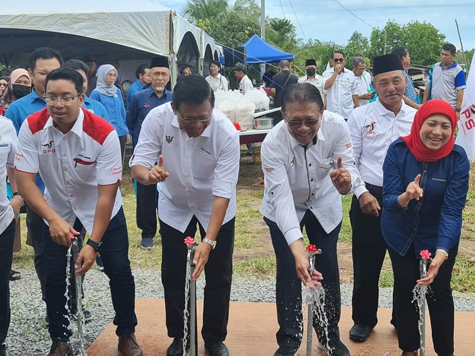 Penduduk Kampung Matang Terap kini disalurkan dengan bekalan air bersih ...