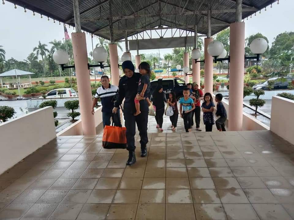 175 mangsa telah ditempatkan di tiga PPS Kota Samarahan sejak Jumaat ...