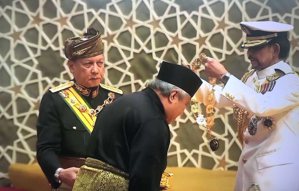 Datuk Amar Awang Tengah dikurniakan Bintang Darjah Paduka Seri Laila ...