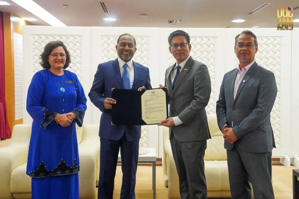 Prof Dr. Ahmad Hata dilantik sebagai Naib Canselor UNIMAS baharu ...